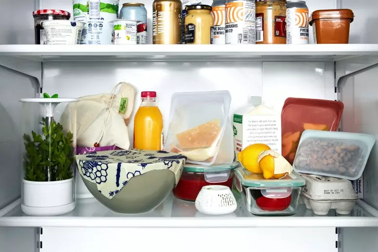 ရေခဲသေတ္တာထဲတွင် ရေရှည်တည်တံ့သော အစားအစာ သိုလှောင်မှု ထုတ်ကုန်များ၏ ဓာတ်ပုံ။