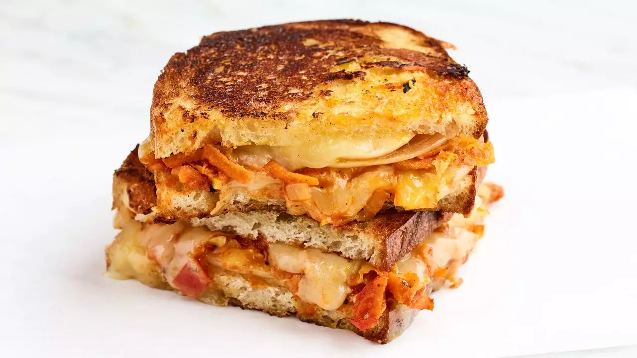 Chakalaka le Cheddar Braaibroodjies (Li-sandwich tsa Cheese e Halisitsoeng)