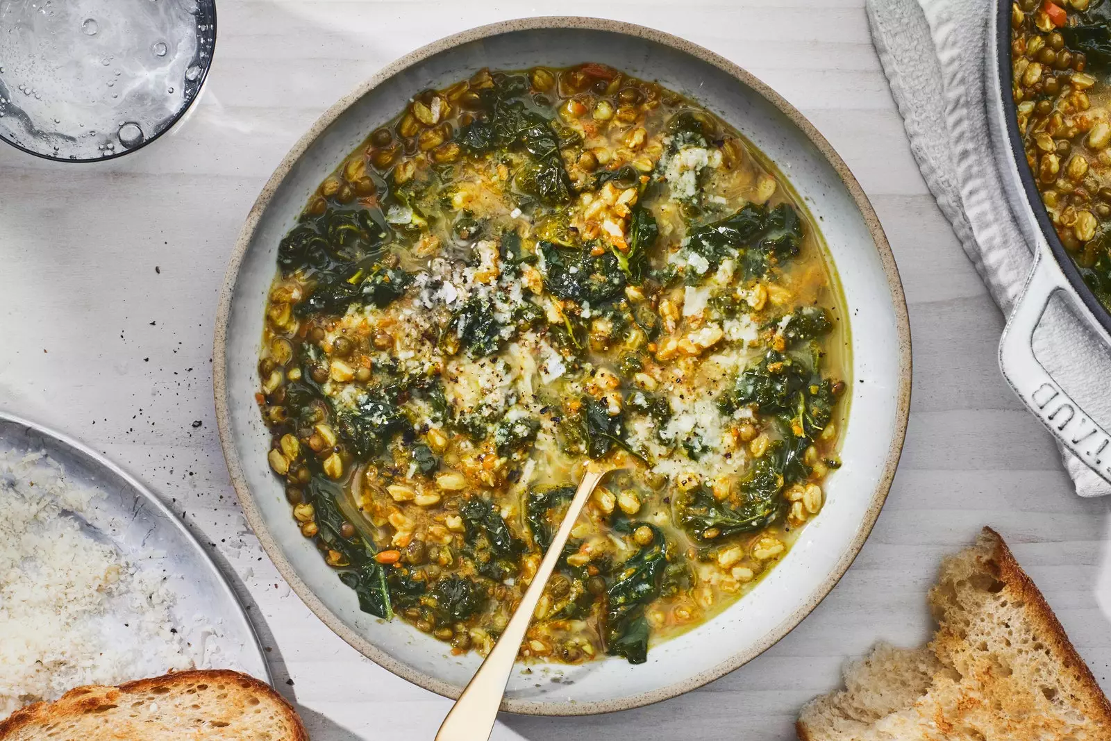 En skål linsesuppe med hvedebær og grønkål.