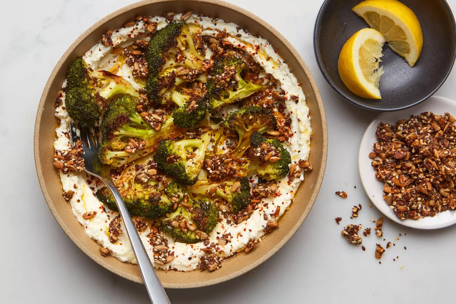 Foto einer Broccoli Ricotta Bowl mit Zitronen und Power Sprinkle an der Seite.