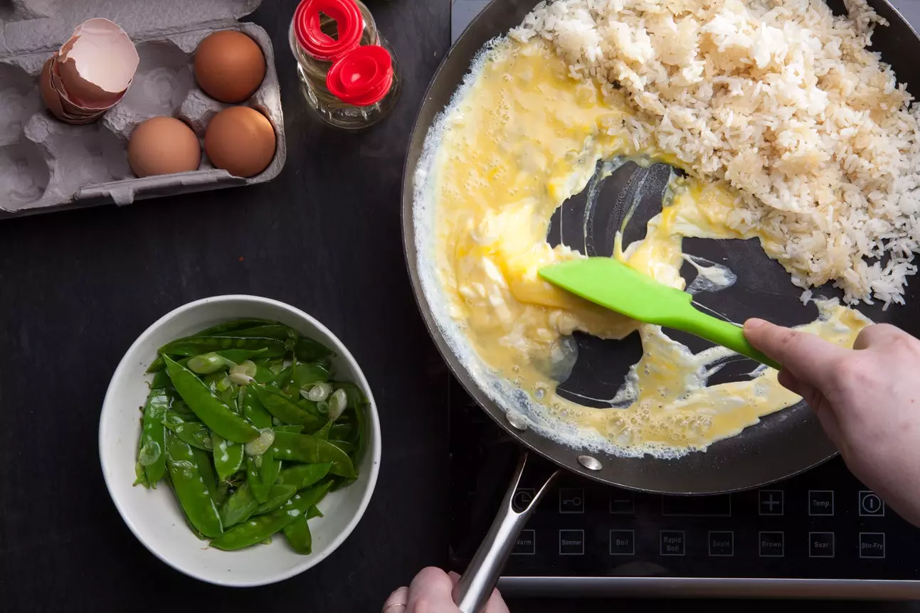 Setšoantšo se ka ba le Sejo le Bowl sa Motho sa Burger Food Egg Dish