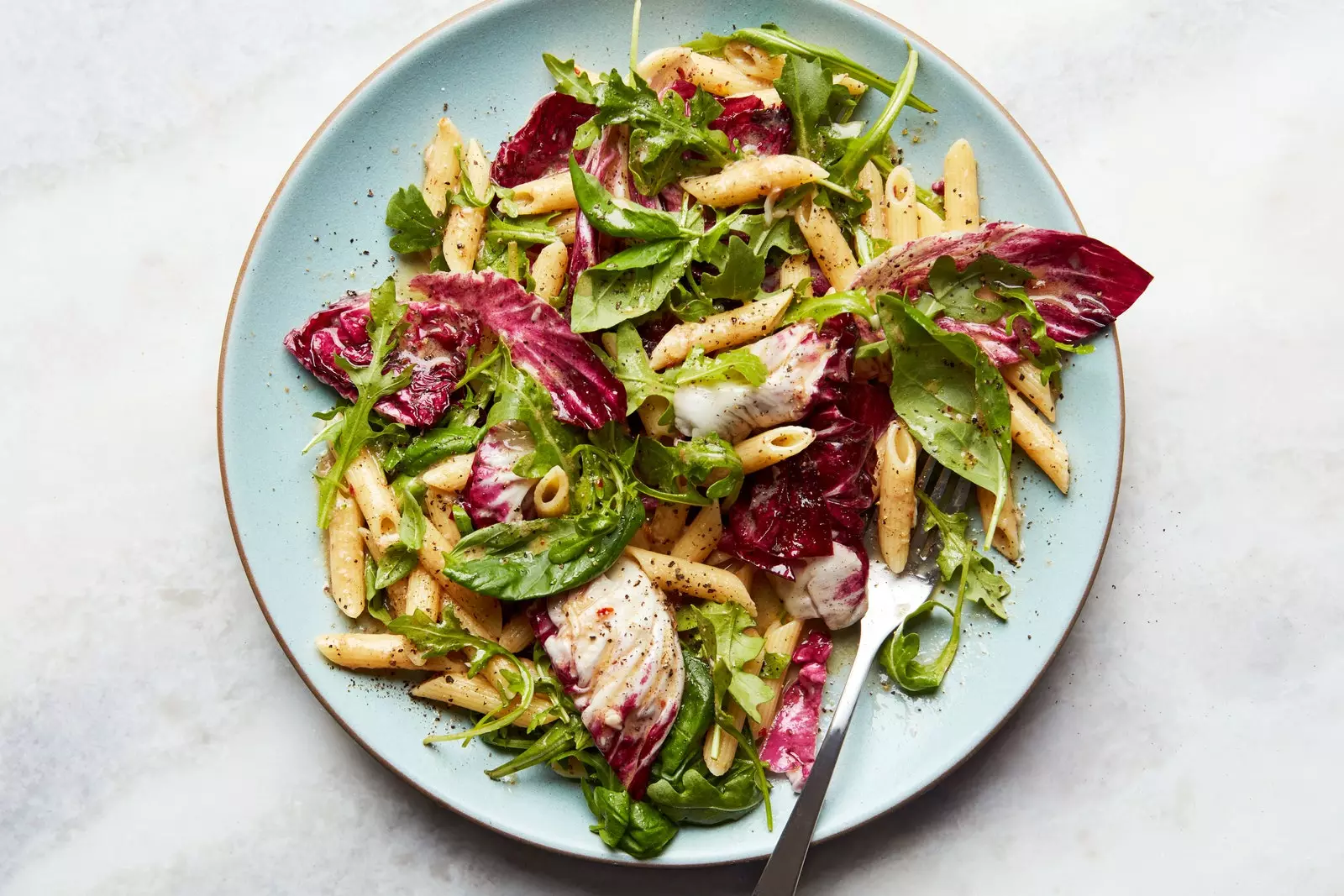 Foto af Kikærtesalat Pasta på en tallerken med en gaffel.