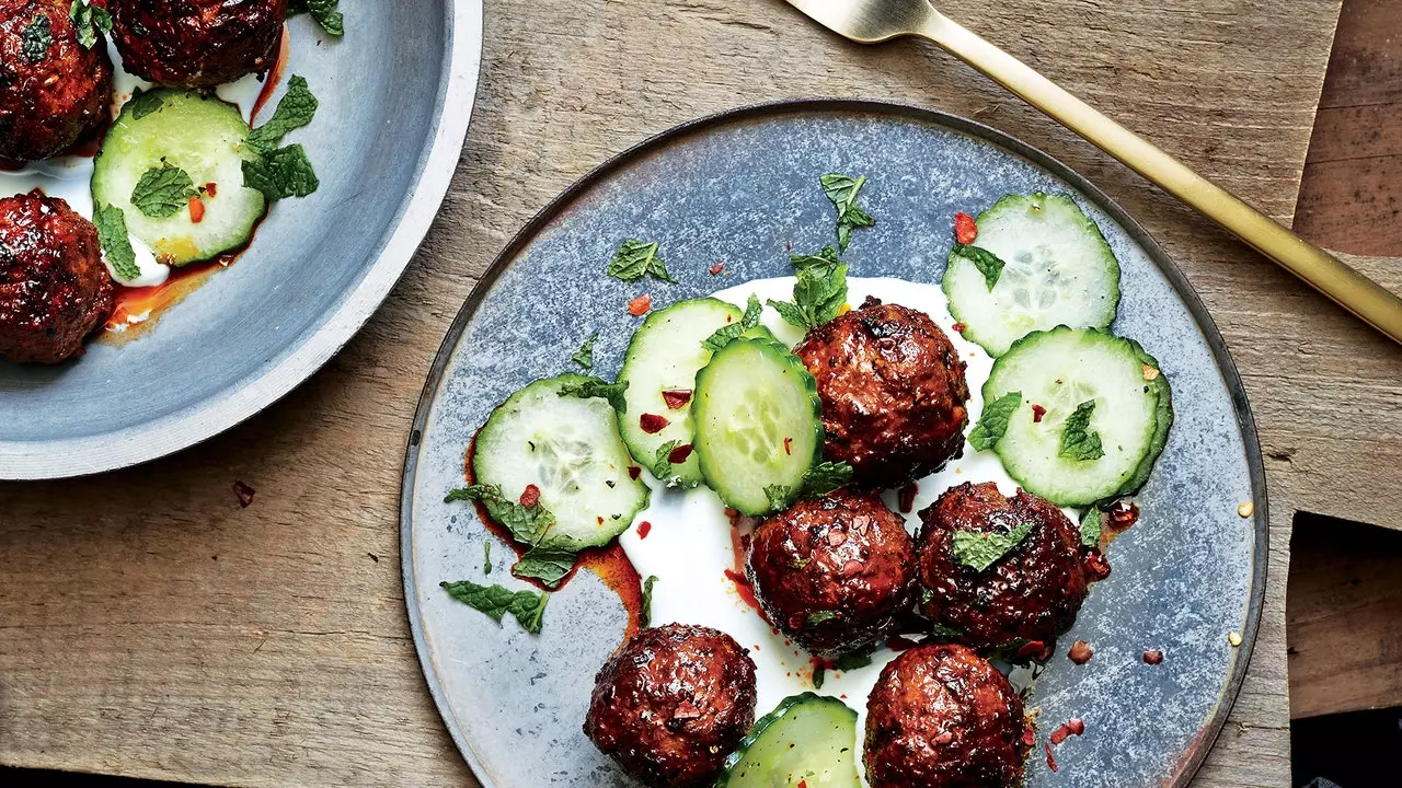 I-Chile-Cumin Lamb Meatballs neYogathi kanye neCucumber