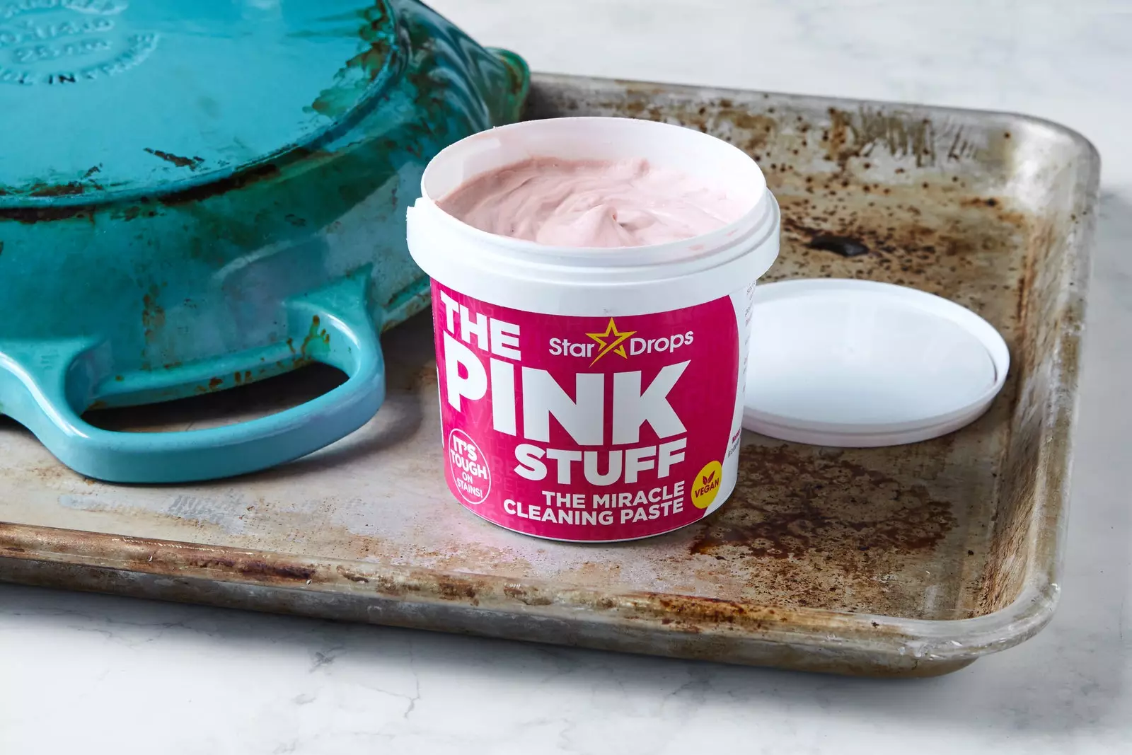 Foto fan 'e Pink Stuff-reiniger dy't brûkt wurdt om pannen skjin te meitsjen.