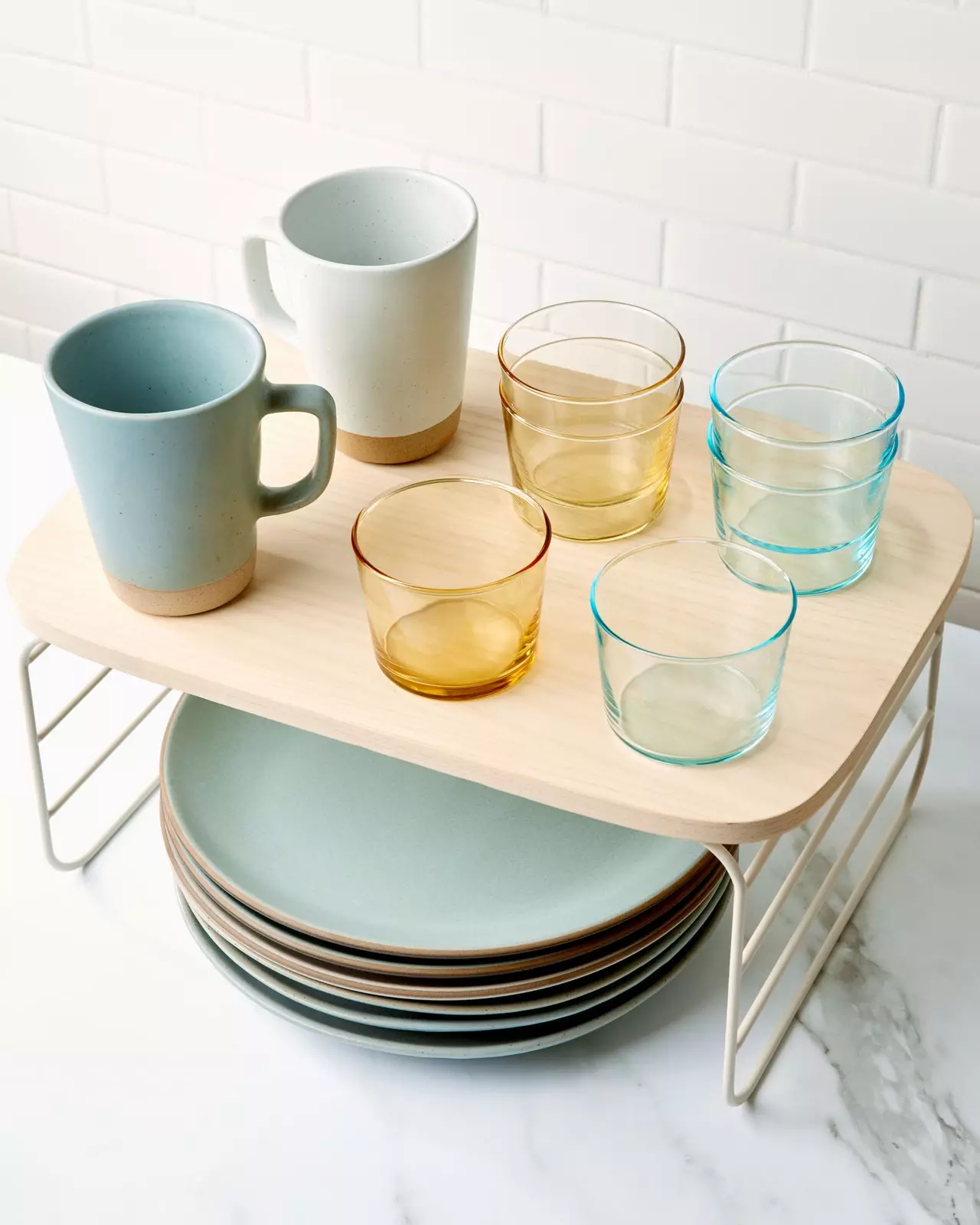 Foto von Open Spaces Küchenerhöhungen mit Tassen und Tellern.