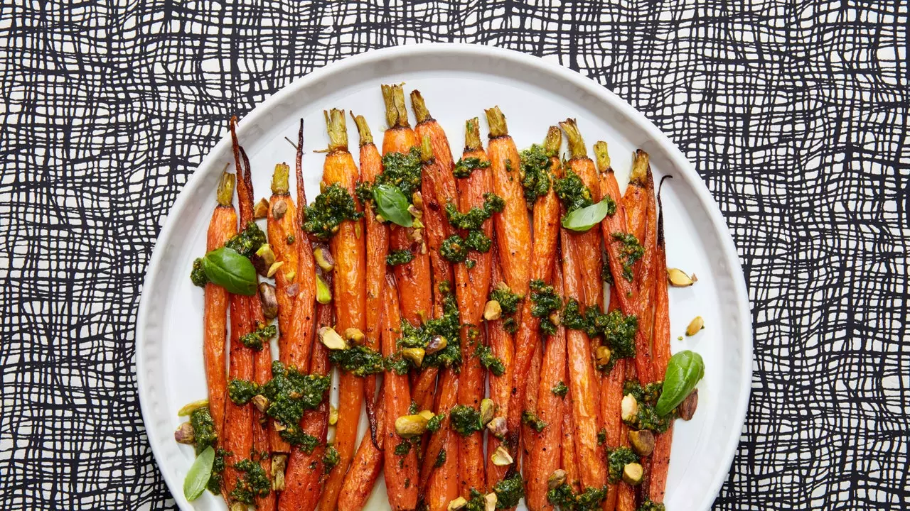 3-Sangkap nga Roasted Carrots nga adunay Pistachio Pesto