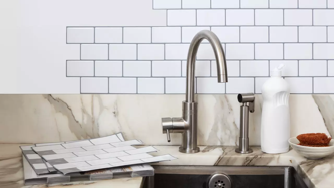 Преобразете вашата кухня за $30 с тези залепващи се плочки за метрото