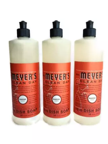 Unha foto de tres botellas de xabón de pratos Clean Day da señora Meyer (olor a rábano).