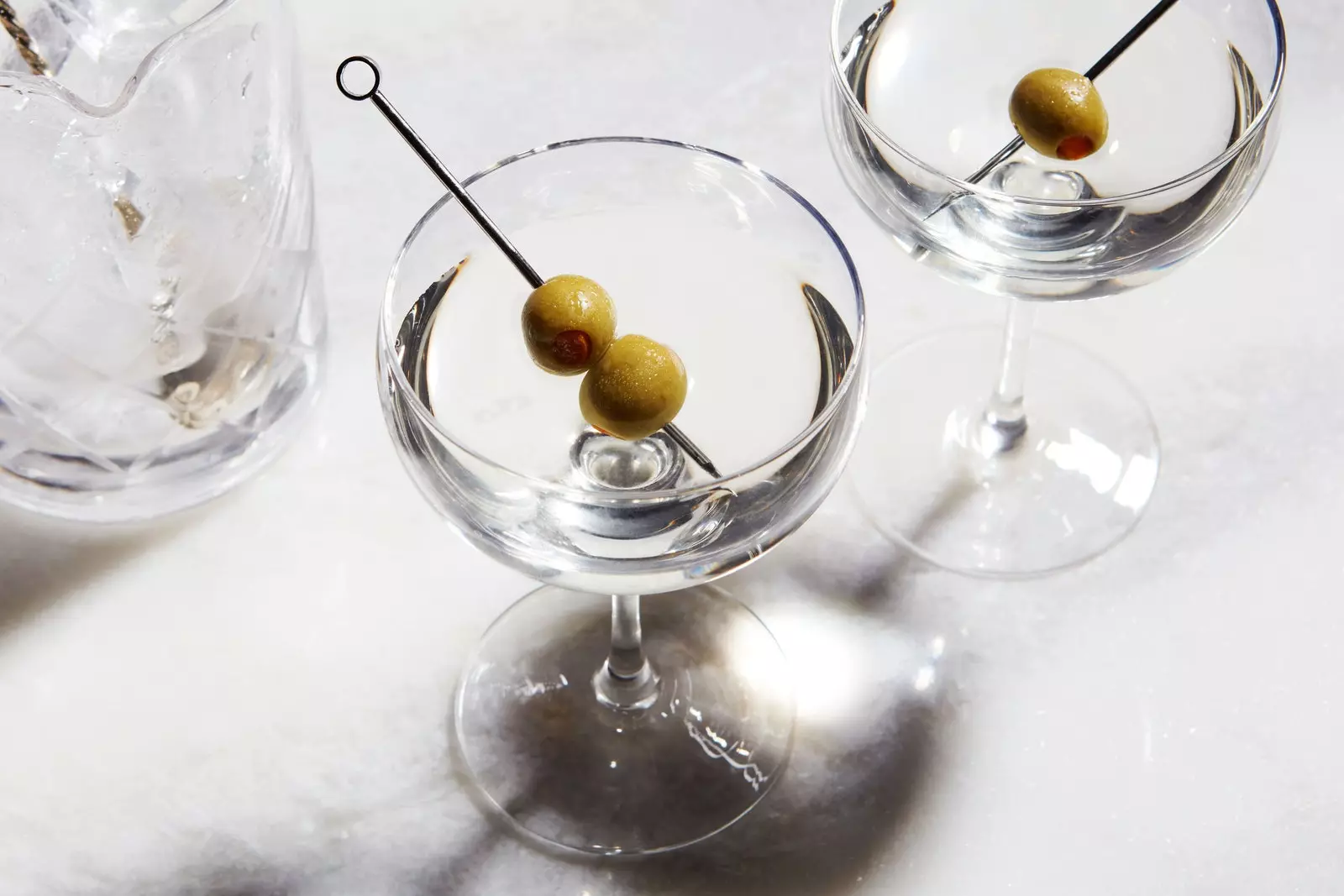 Photo d'un cocktail classique réalisé à partir d'une recette de martini avec garniture d'olives.
