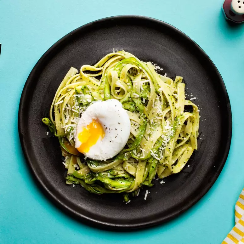 Billedet kan indeholde Bestik Gaffel Mad Æg Spaghetti Pasta Måltid Plante og fad