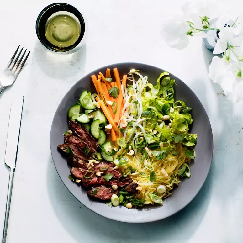 په انځور کې کیدای شي د Cutlery Fork Food Dish Meal Plant Salad and Produce شامل وي