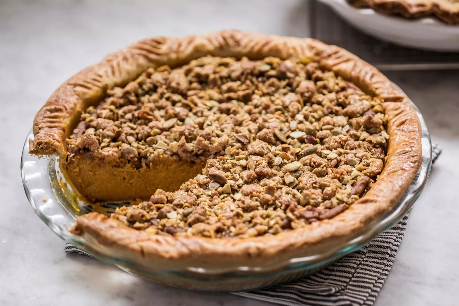 Bilden kan innehålla Mat Dessert Cake Pie Äppelpaj och bröd