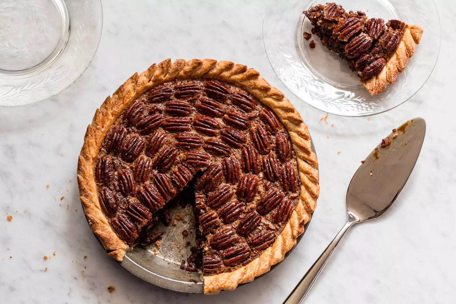 画像には、フードケーキデザートパイ植物野菜シードナッツ穀物ピーカンナッツと農産物が含まれている可能性があります