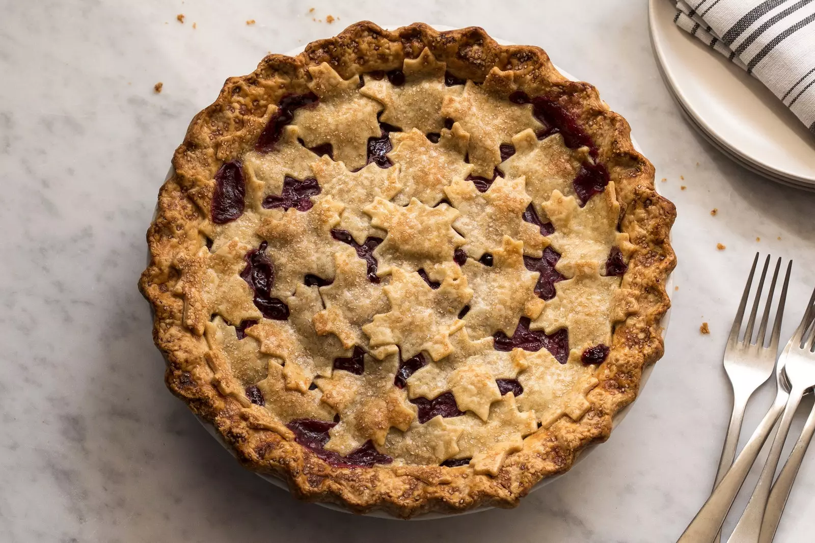 Slika lahko vsebuje Hrana Kruh Torta Sladica Pita Jedilni pribor Vilice Jabolčna pita Žival Čebela Čebela in nevretenčar