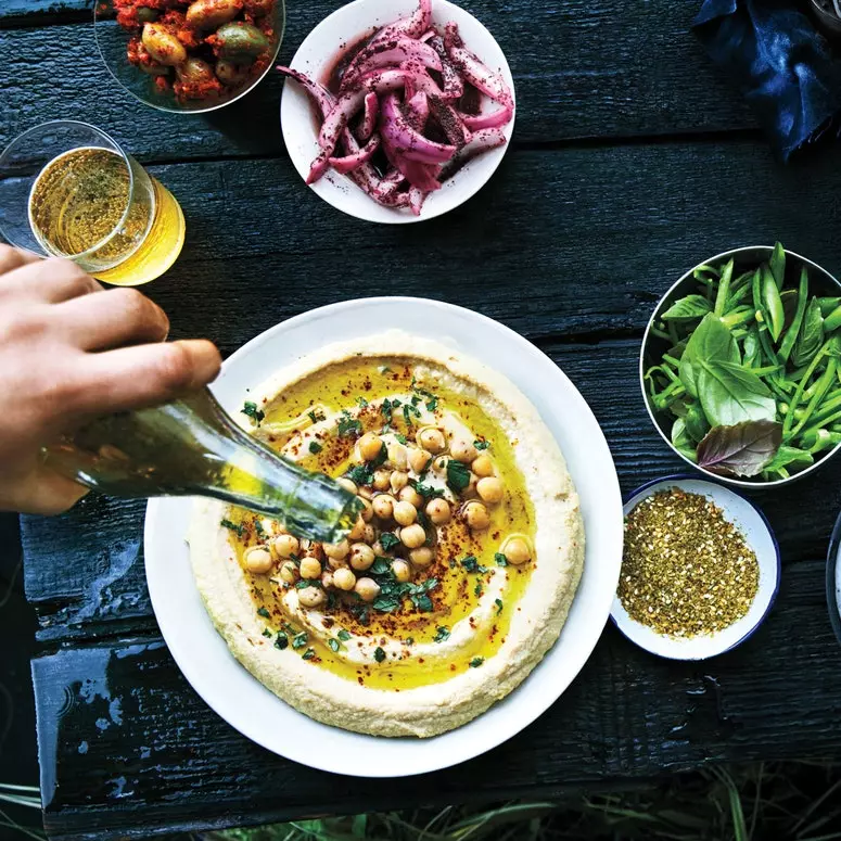 Hummus cremós cobert amb comí