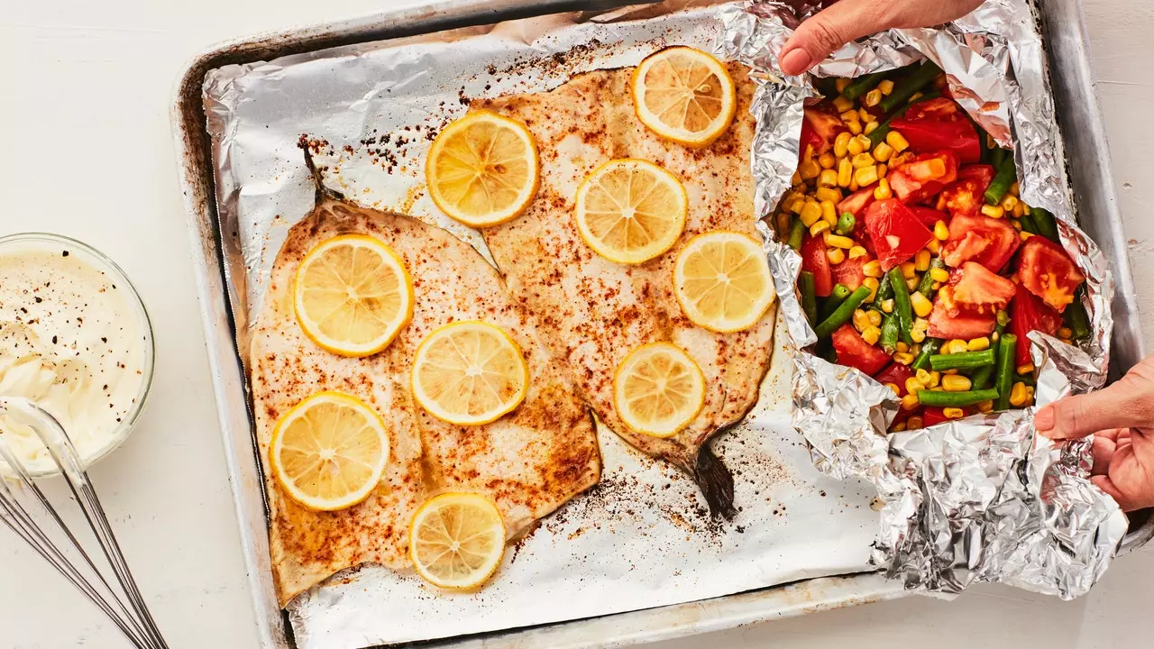 Sheet-Pan Old Bay Trout ja Succotash