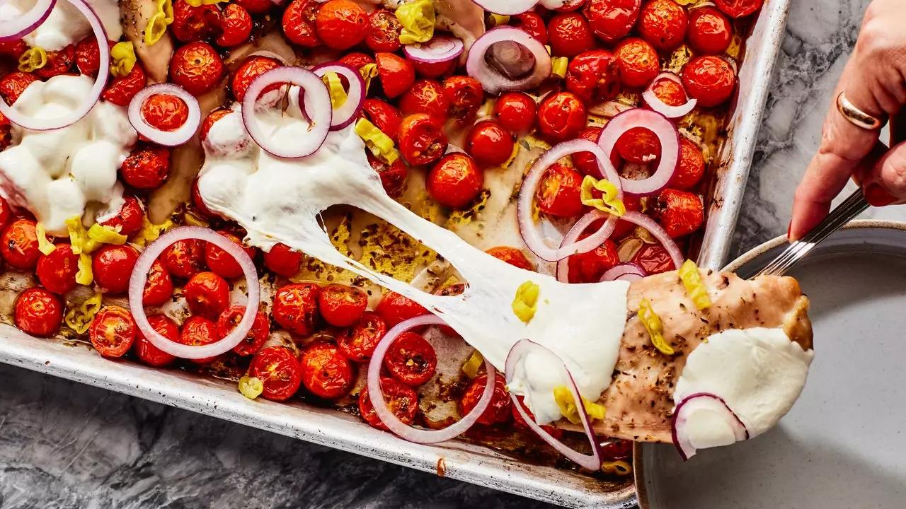 Sheet-Pan adiye pẹlu awọn tomati ati Mozzarella