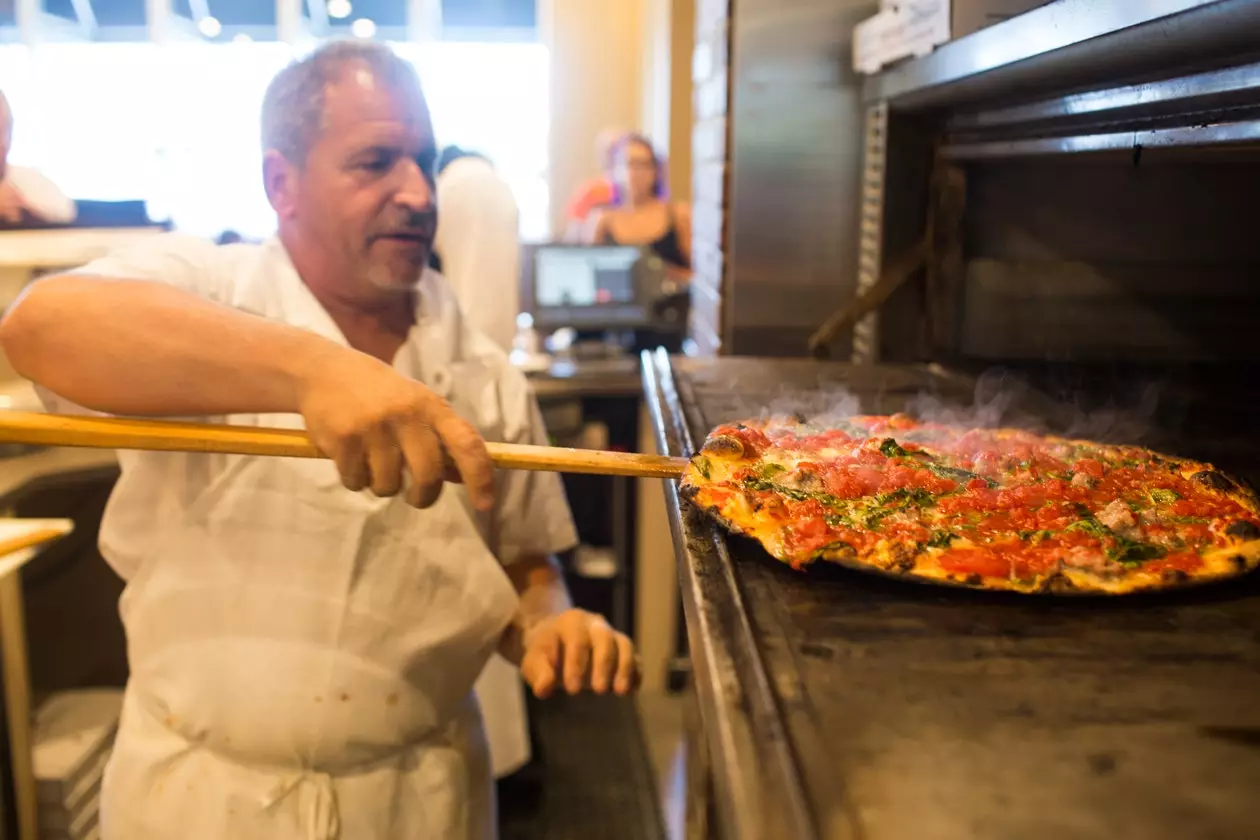 Bilden kan innehålla Mat Pizza Människoperson Restaurang Måltid Cafeteria och buffé