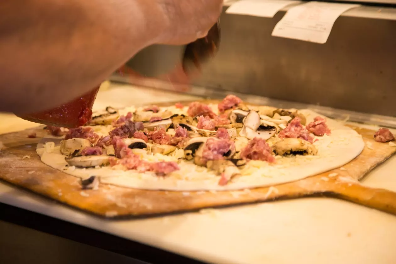 Bilden kan innehålla Food Pizza Human och Person