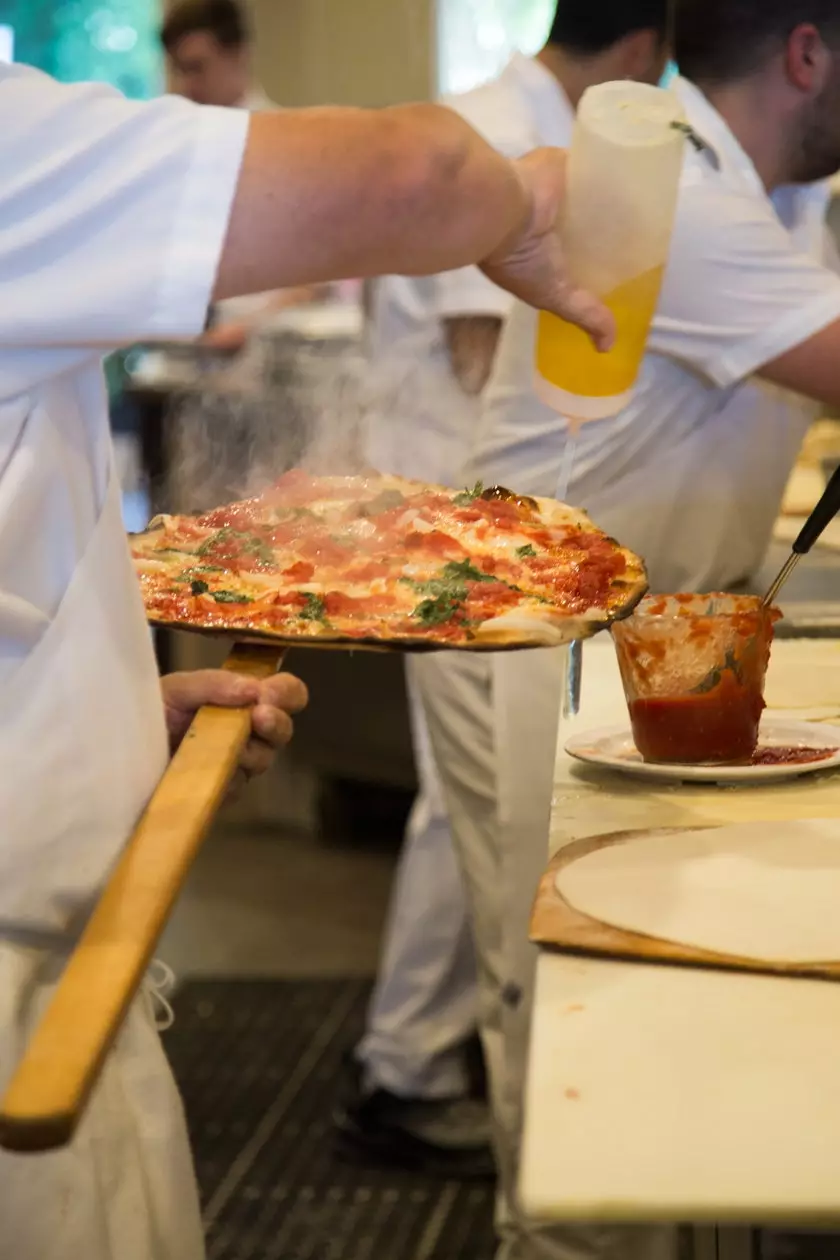 Bilden kan innehålla Mat Pizza Människoperson Kulinarisk och måltid