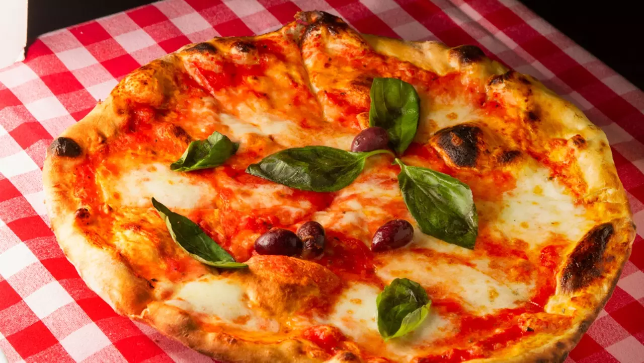 Піца в неаполітанському стилі (Pizza alla Napoletana)