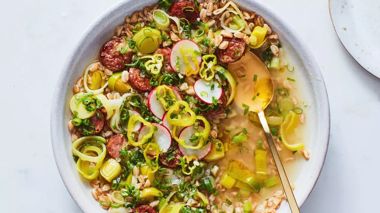 Instant Pot Brothy Farro makkaran ja purjojen kanssa