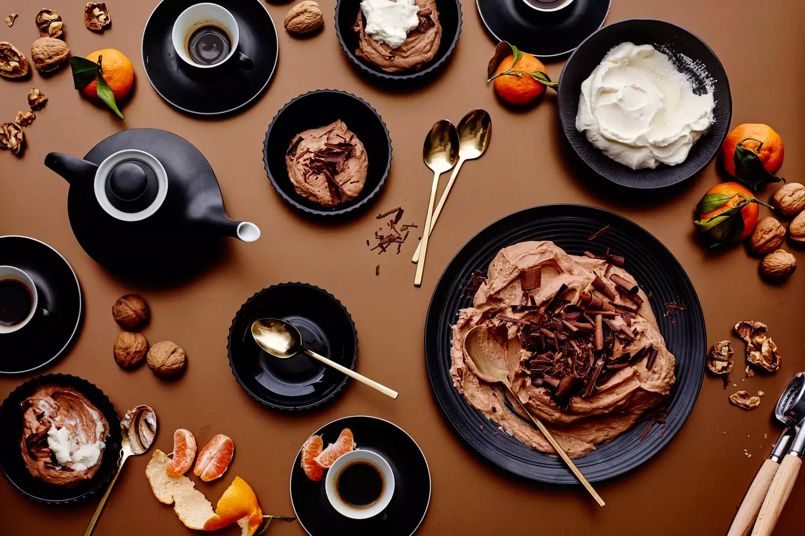 Nuotraukoje gali būti stalo įrankių šaukštas Food Creme desertinis kremas ir keramika