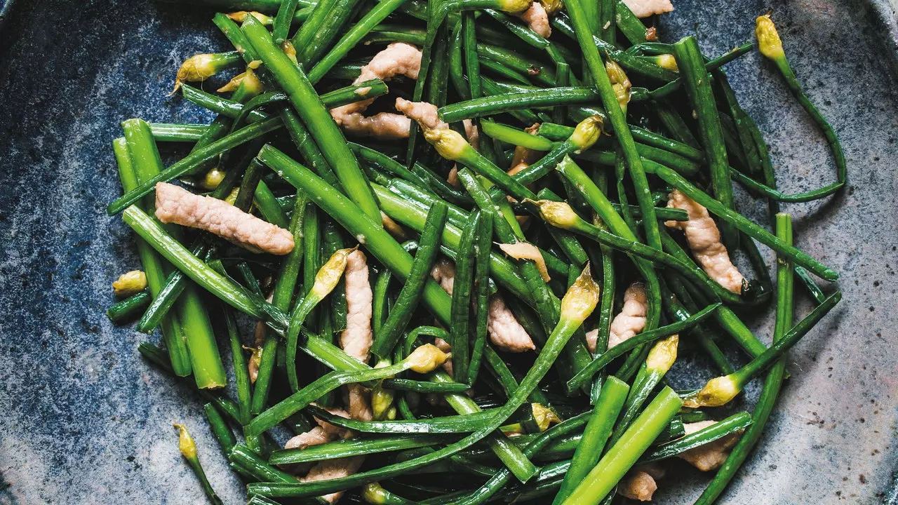 Ciboulette en fleurs et émincés de porc