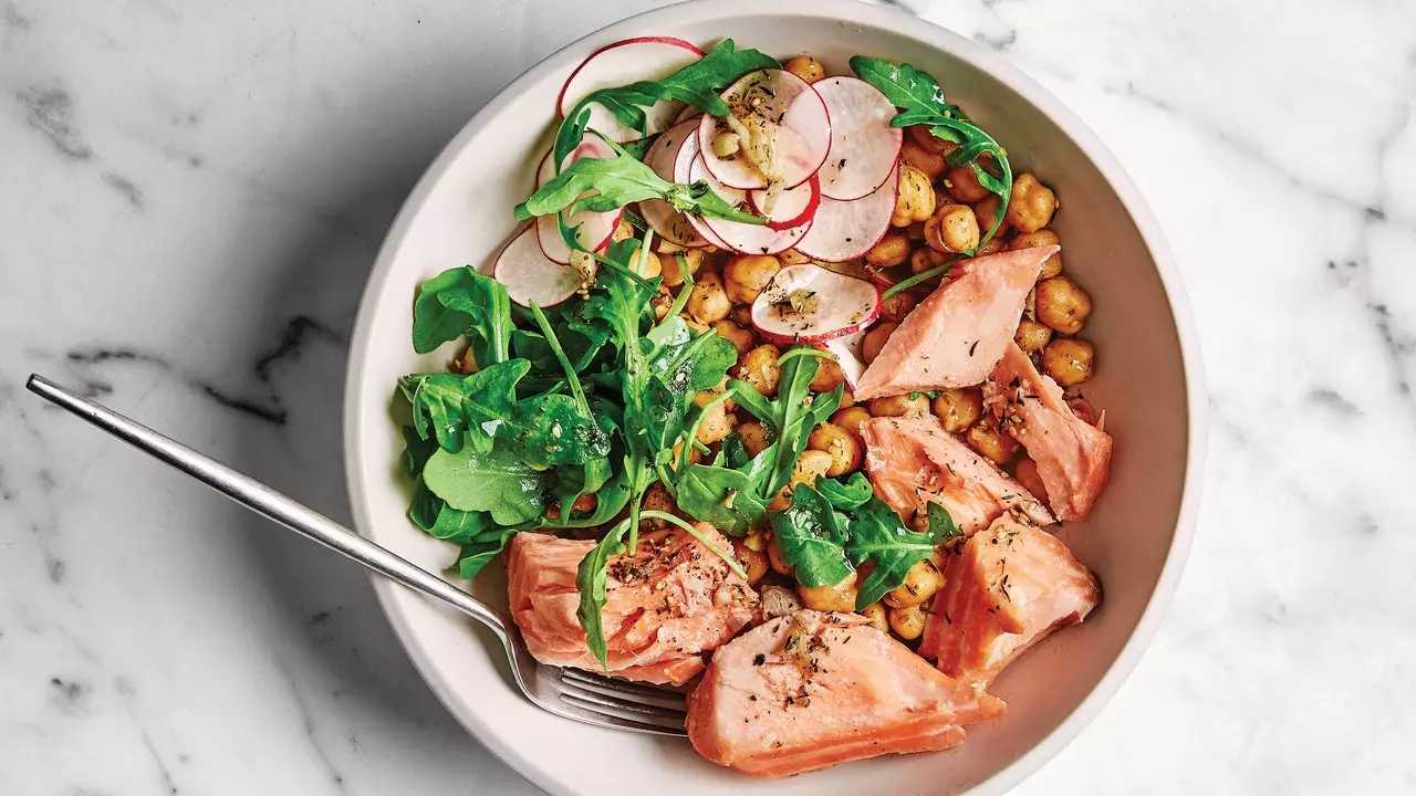 Lemọn salmon na chickpeas na-esi ísì ụtọ