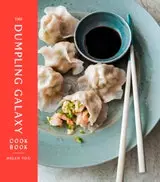 Qoxra ta' Dumpling Galaxy Cookbook li turi l-għaġina fuq platt, minn Helen You