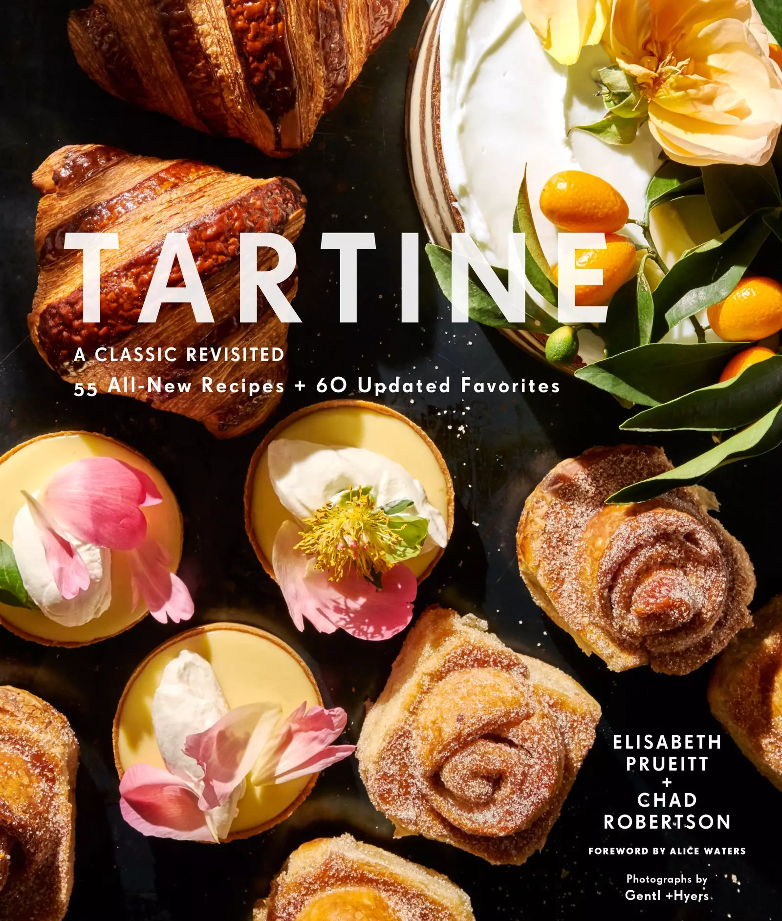케이크 시나몬 롤 및 기타 패스트리의 평면도가 있는 타르틴 요리책 표지.