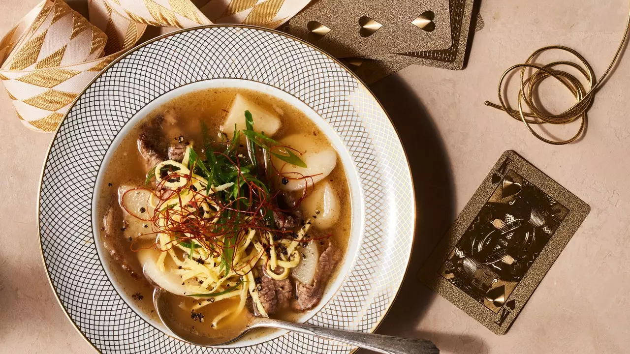 Tteokguk (soupe de gâteau de riz coréen bonne chance)