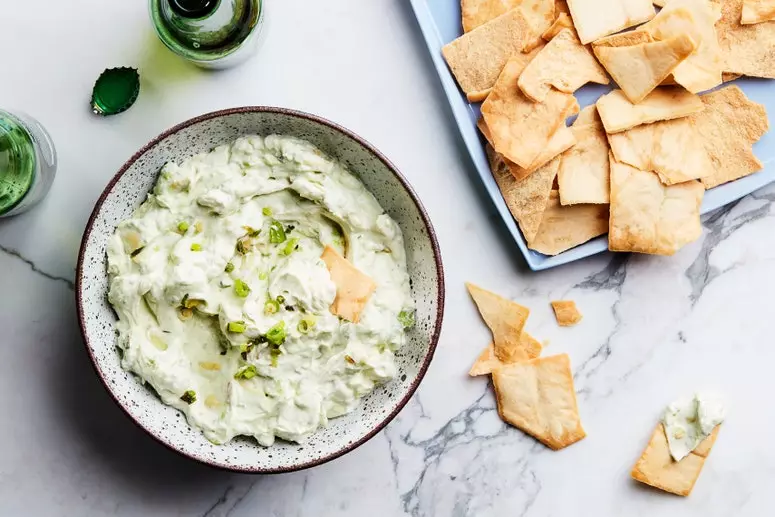 Trempette crémeuse à l'avocat avec oignons verts