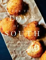 Obálka knihy Pre lásku k juhu od Amber Wilson s vyprážanými šteniatkami na hnedom papierovom obrúsku.