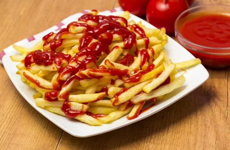 Această imagine poate conține mâncare, ketchup și cartofi prăjiți
