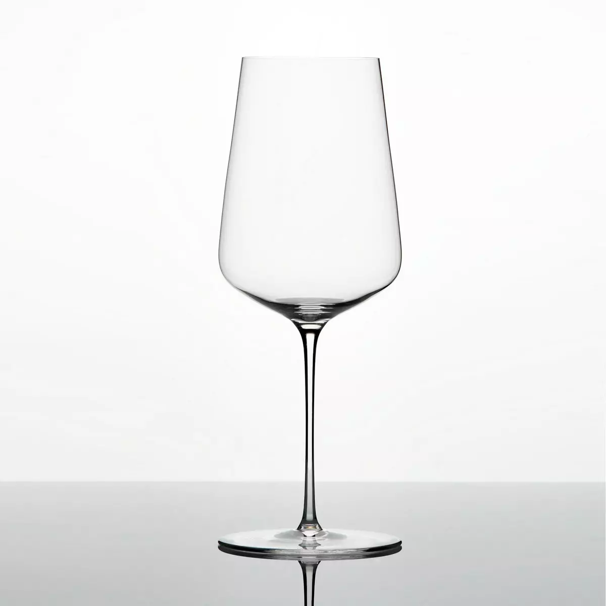 Slika lahko vsebuje: luč, kozarec, kozarec za vino, pijača, alkohol, vino, pijača in kelih