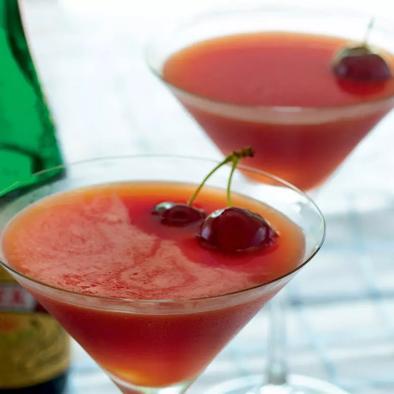 La imatge pot contenir Beguda Còctel Alcohol Beguda Planta Martini Fruita i Menjar