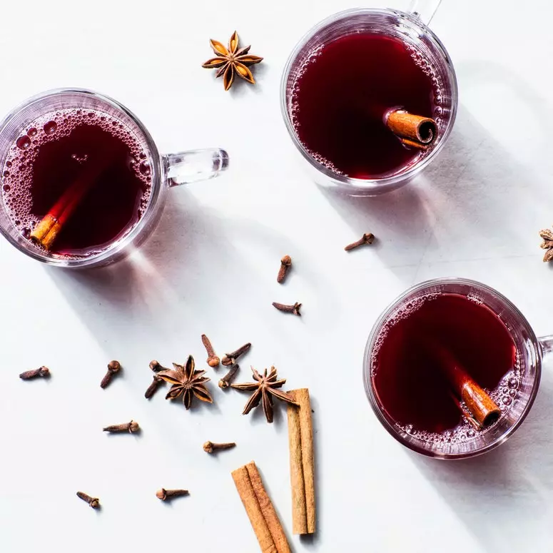 Фотографија на поттикнато вино со цимет стапчиња каранфилчиња и ѕвезда анасон.