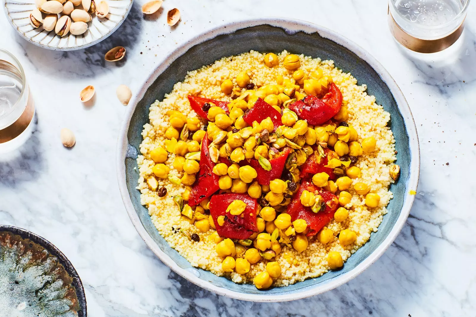 En af vores foretrukne pantry-opskrifter med kikærter og ristet rød peber-tagine i en skål med couscous.