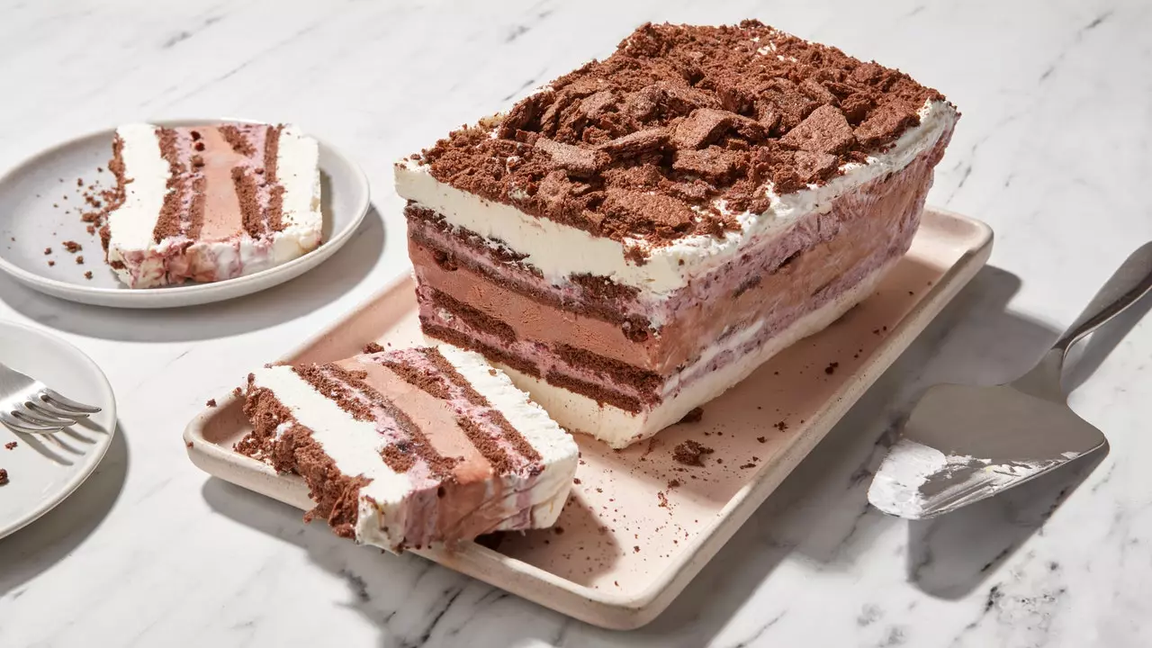 Για επιδόρπιο σε μια στιγμή, φτιάξτε ένα κέικ παγωτού - με όποιον τρόπο σας αρέσει