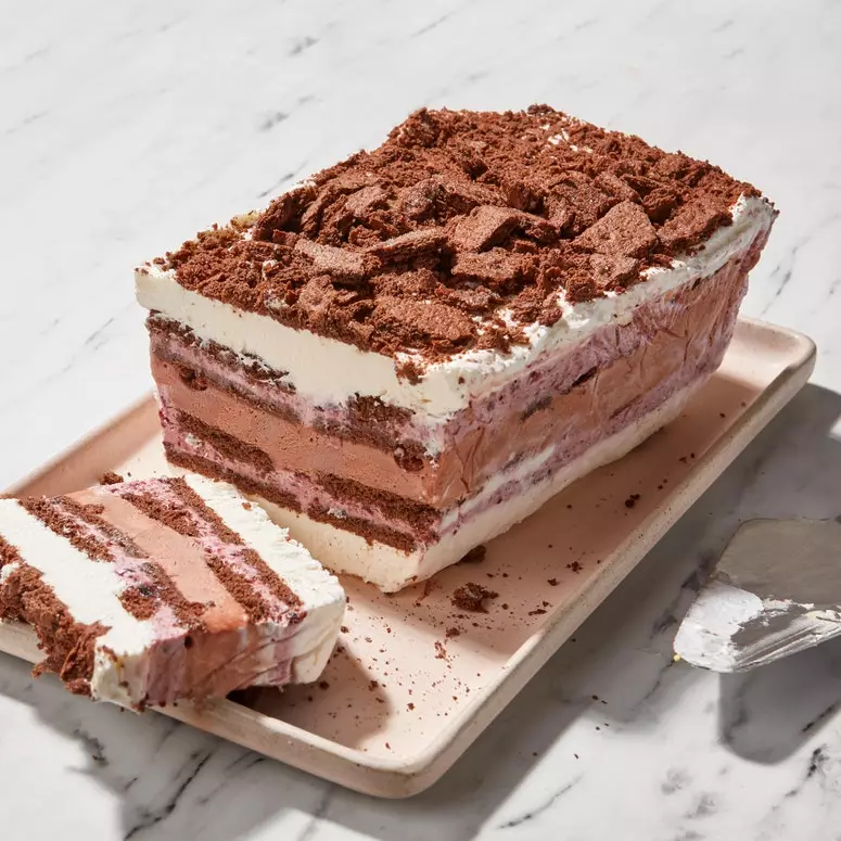 Böğürtlenli ve Çikolatalı Dondurma Icebox Kek bir tabakta.