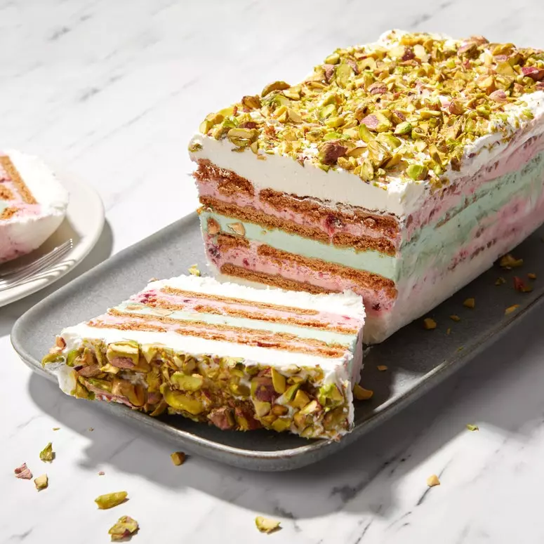 Raspberry နှင့် Pistachio Ice Cream Icebox Cake Slice ကို လင်ပန်းပေါ်တွင် လှီးထားပါ။