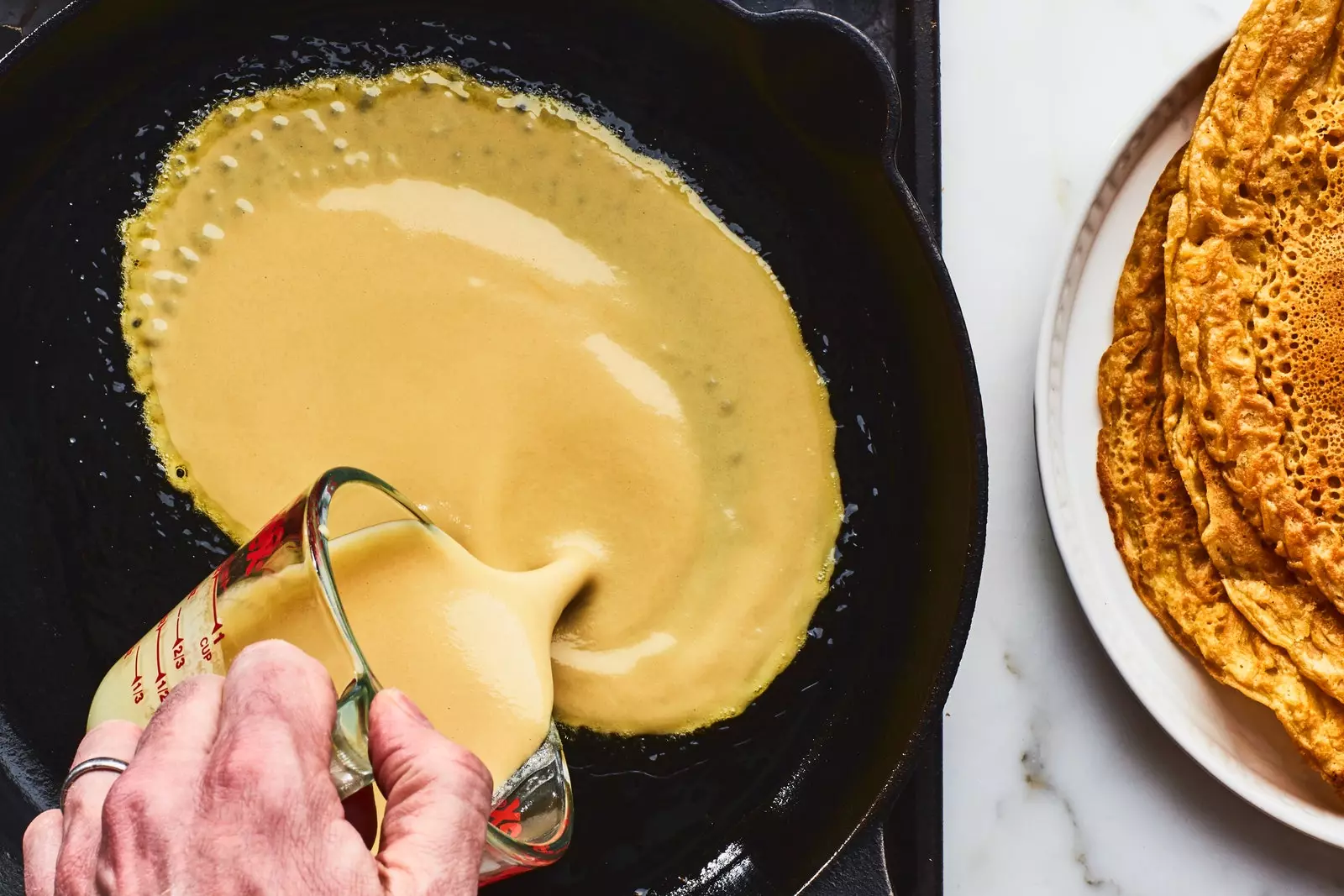 Gambar mungkin berisi Makanan Roti Masak Adonan Manusa sareng Custard