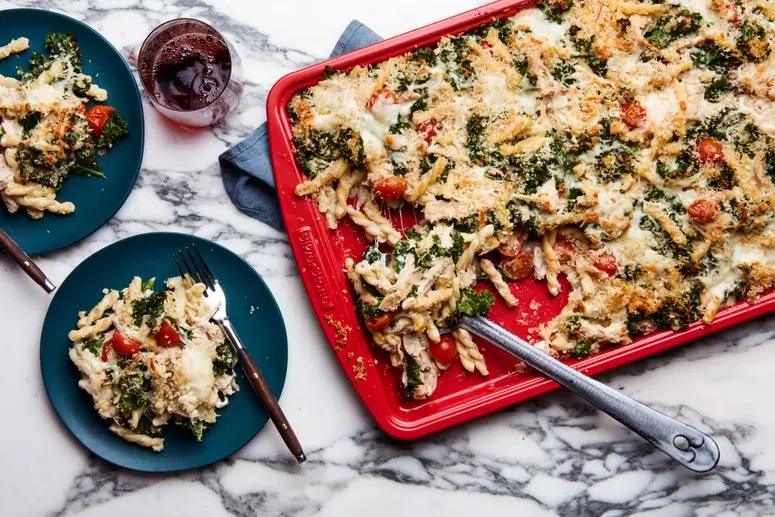 ສູດໄກ່ທີ່ເຫຼືອທີ່ເຫລືອທີ່ສຸດແລະອາທິດຄ່ໍາຄືນອາທິດແມ່ນມັກຄືກັບແຜ່ນ cheesy pan pasta bursting ກັບ kale.
