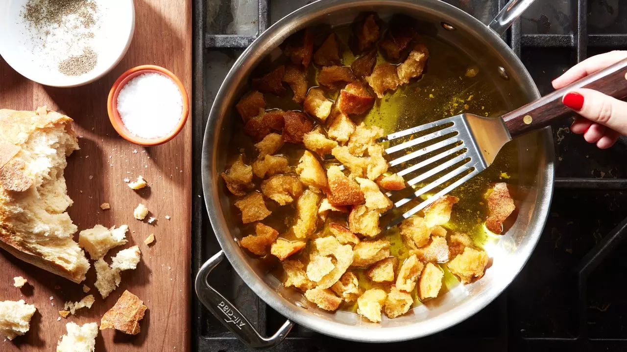 Wie man in Olivenöl gebratene Croutons herstellt, die besten Croutons der Welt