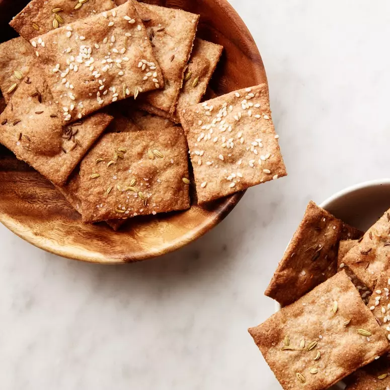 Seeded crackers yn bowls