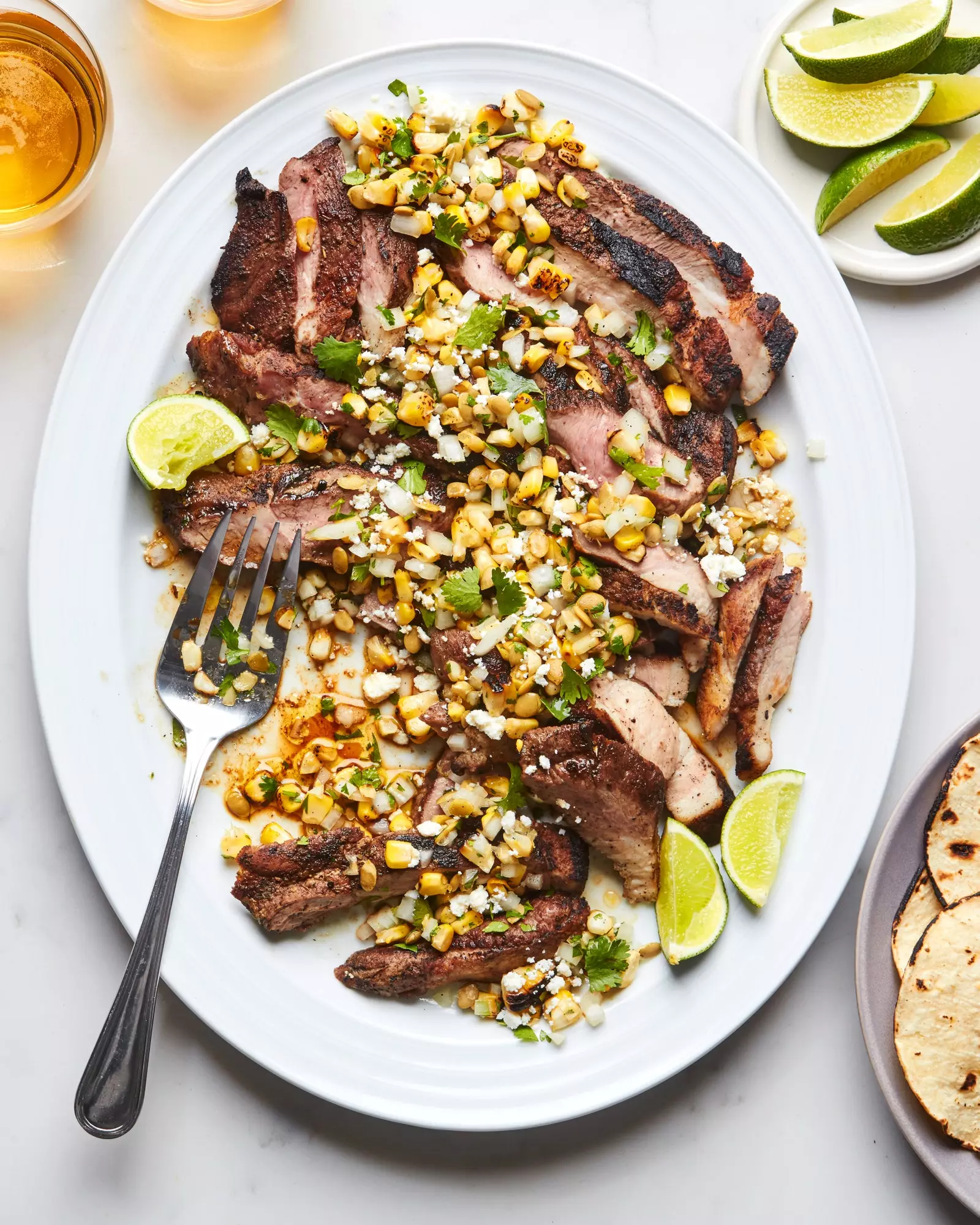 Photo de Steaks d'épaule de porc grillés au chipotle avec salsa de maïs