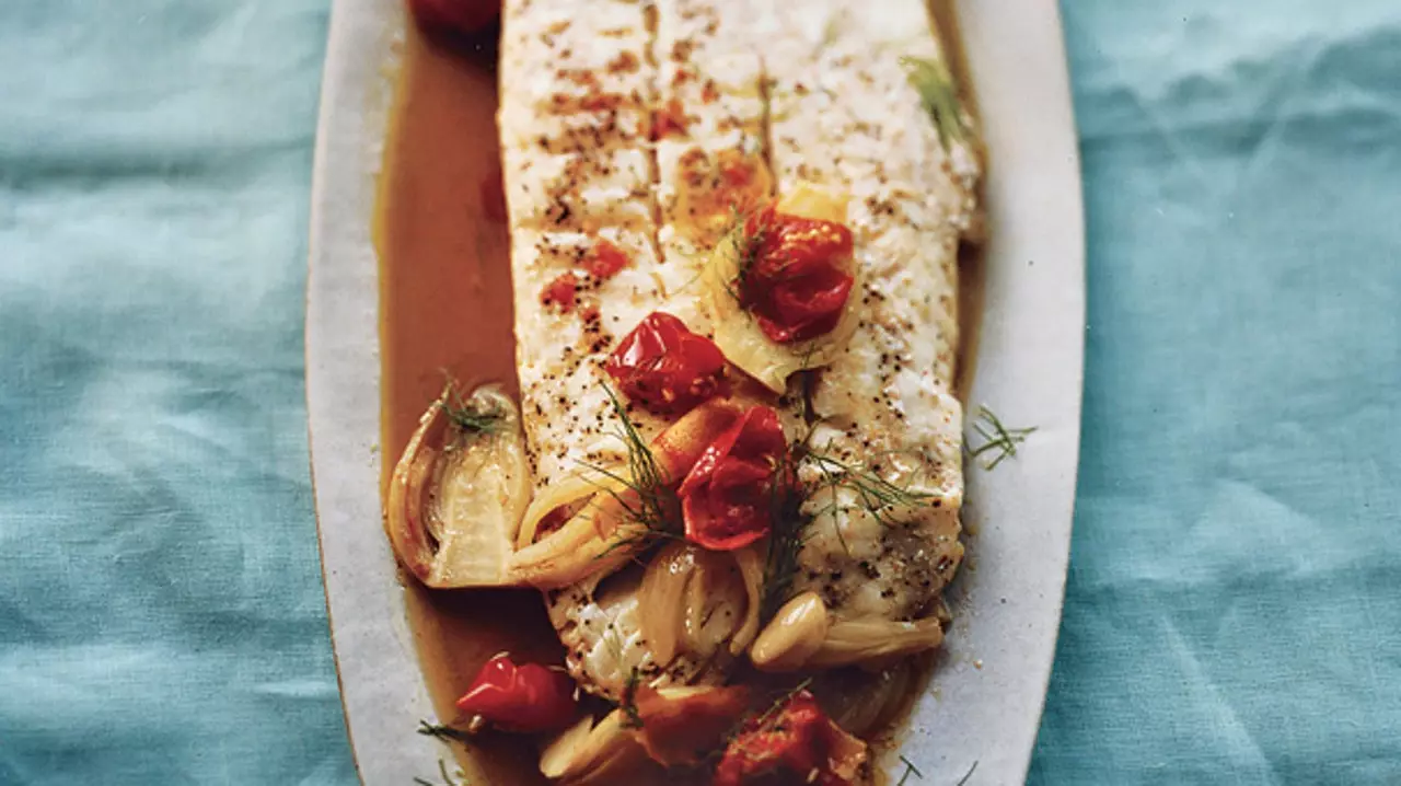 In olie gepocheerde heilbot met tomaten en venkel