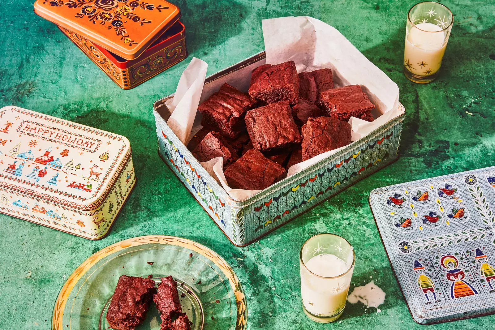 Brownies roti halia dalam tin biskut segi empat tepat dengan latar belakang hijau.