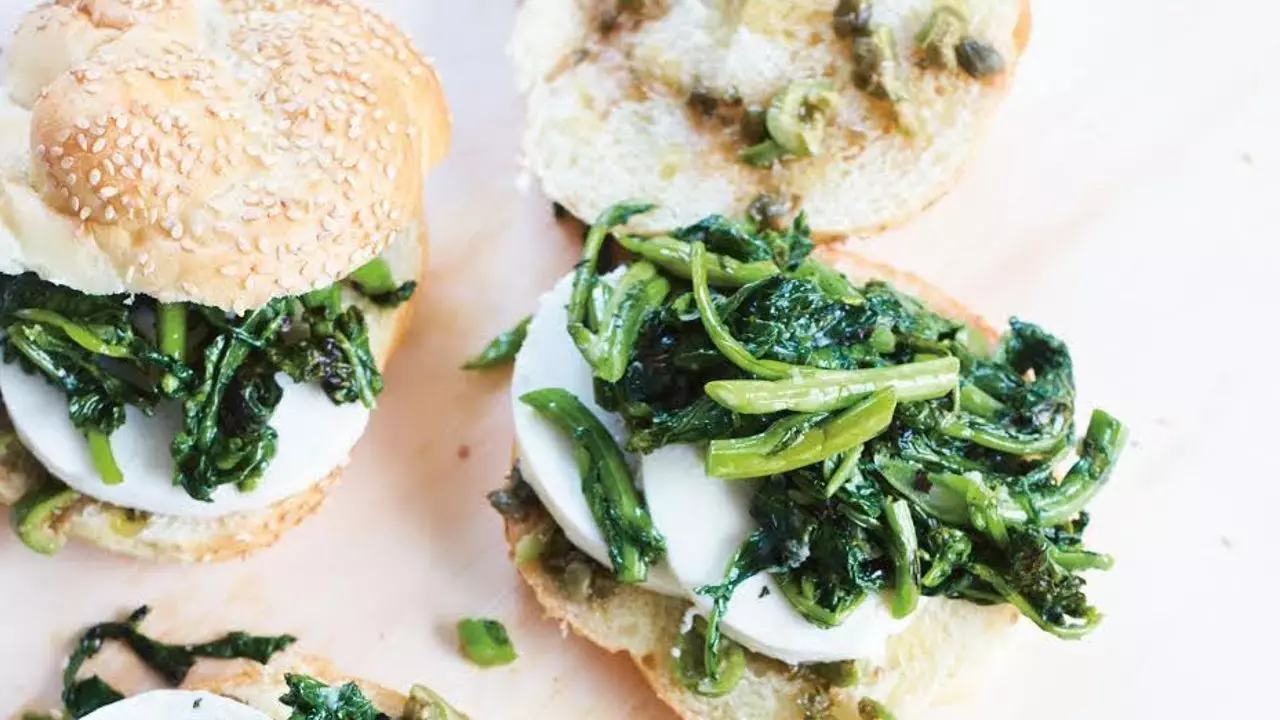 Geperst Broccoli Rabe en Mozzarella Sandwiches